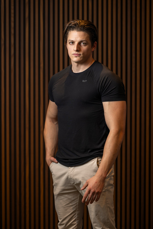 Dit is Youri (31), de zoon van Jean-Pierre Van Rossem: “Op zijn ...