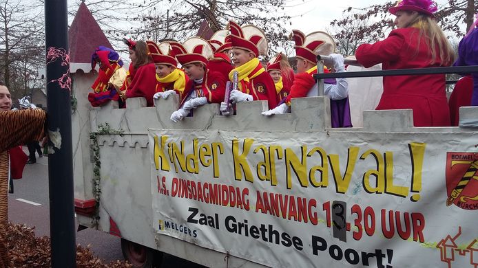Een draak en een hoop snoep bij de optocht in Zevenaar | Carnaval 2017 ...