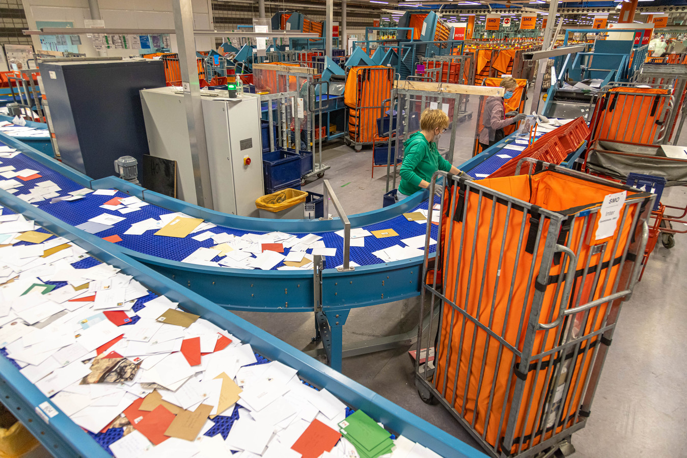 Bij PostNL in Zwolle verwerken ze in deze tijd miljoenen kerstkaarten ...