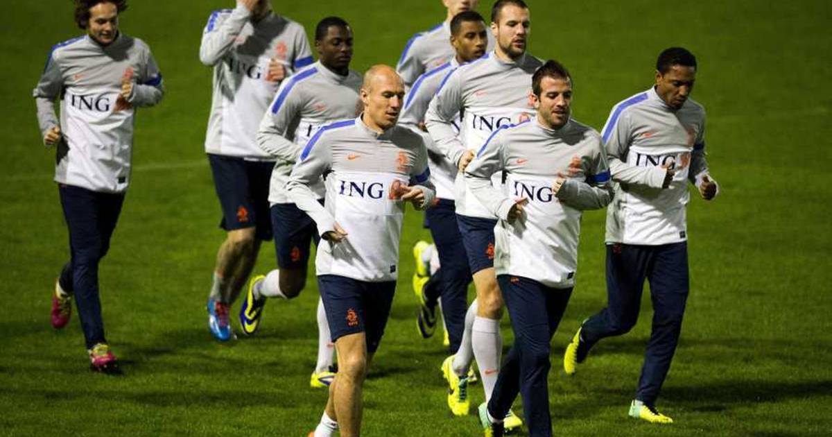 Oranje met fitte groep in vliegtuig richting Genk | Voetbal | destentor.nl