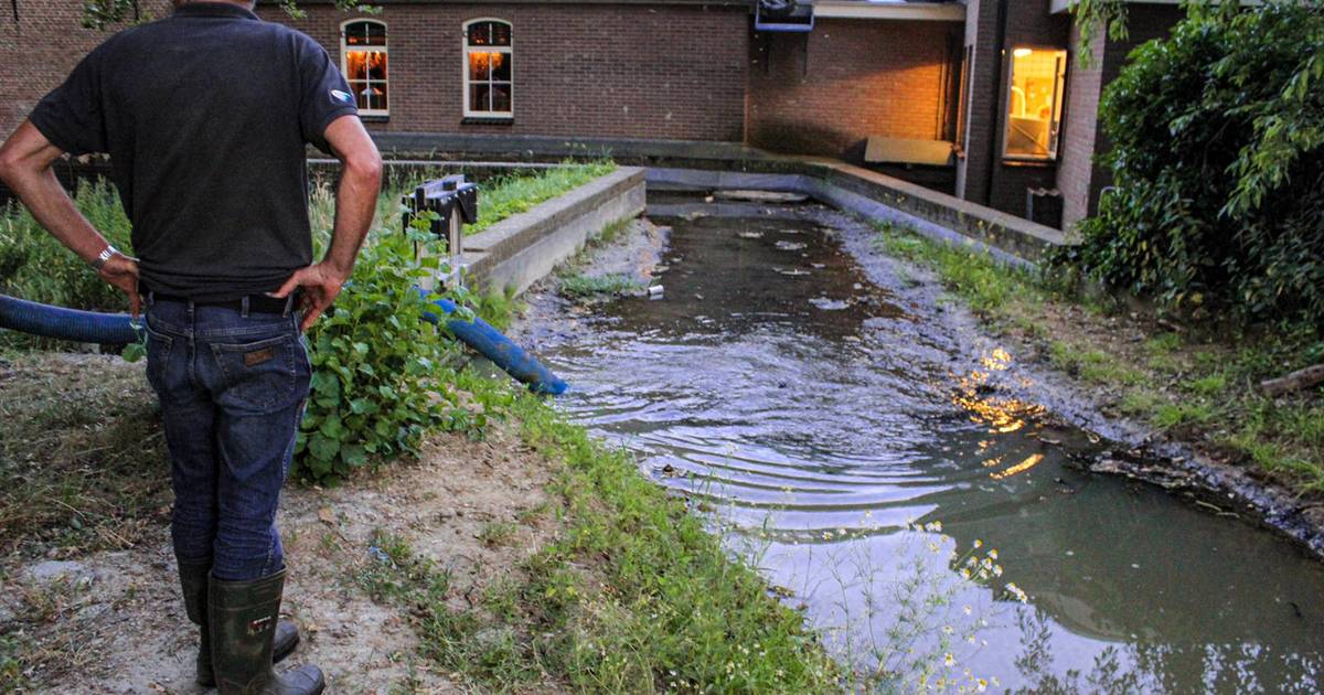 Waterschap klaar met wegpompen blauw-wit water uit Eerbeekse Beek ...
