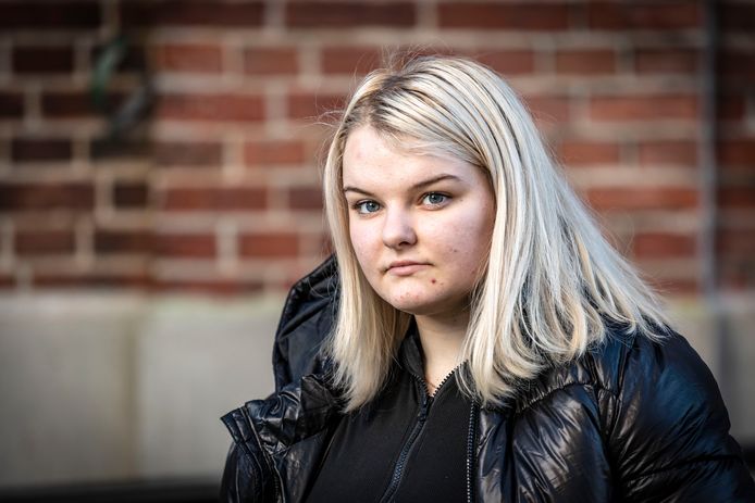 ‘Zit je daar in je nakie in een kale kamer, met een camera in de hoek ...