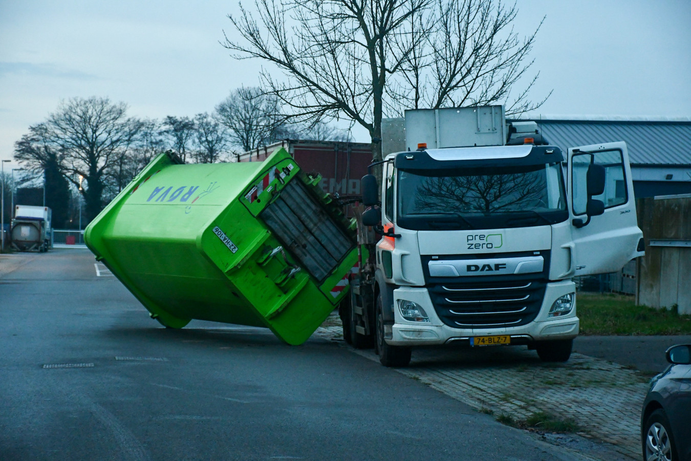 Container lossen gaat mis en valt van vrachtwagen in Vroomshoop | Foto ...