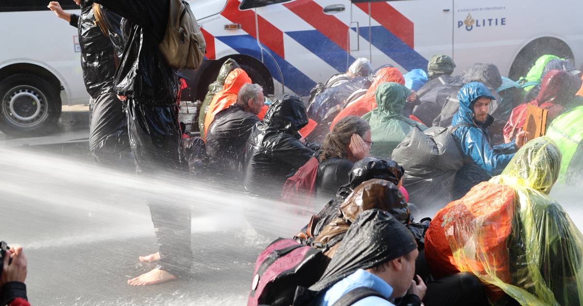 Waterkanon snel ingezet tijdens blokkade A12, bijna 600 ...