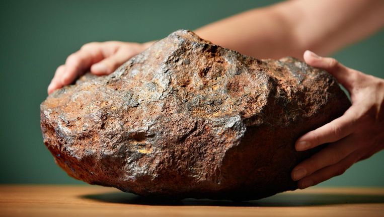 Raak een 4,6 miljard jaar oude meteoriet aan in Nemo | Het Parool