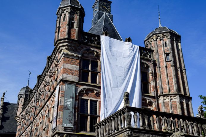 Witte vlag siert de Waag: ‘350 jaar later geeft Deventer zich ...
