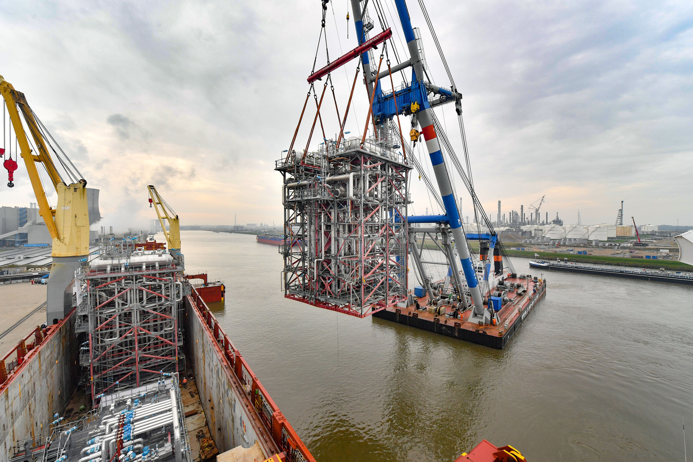Grootste kraan van Europa tilt 'groen’ fornuis op zijn plek bij Shell ...