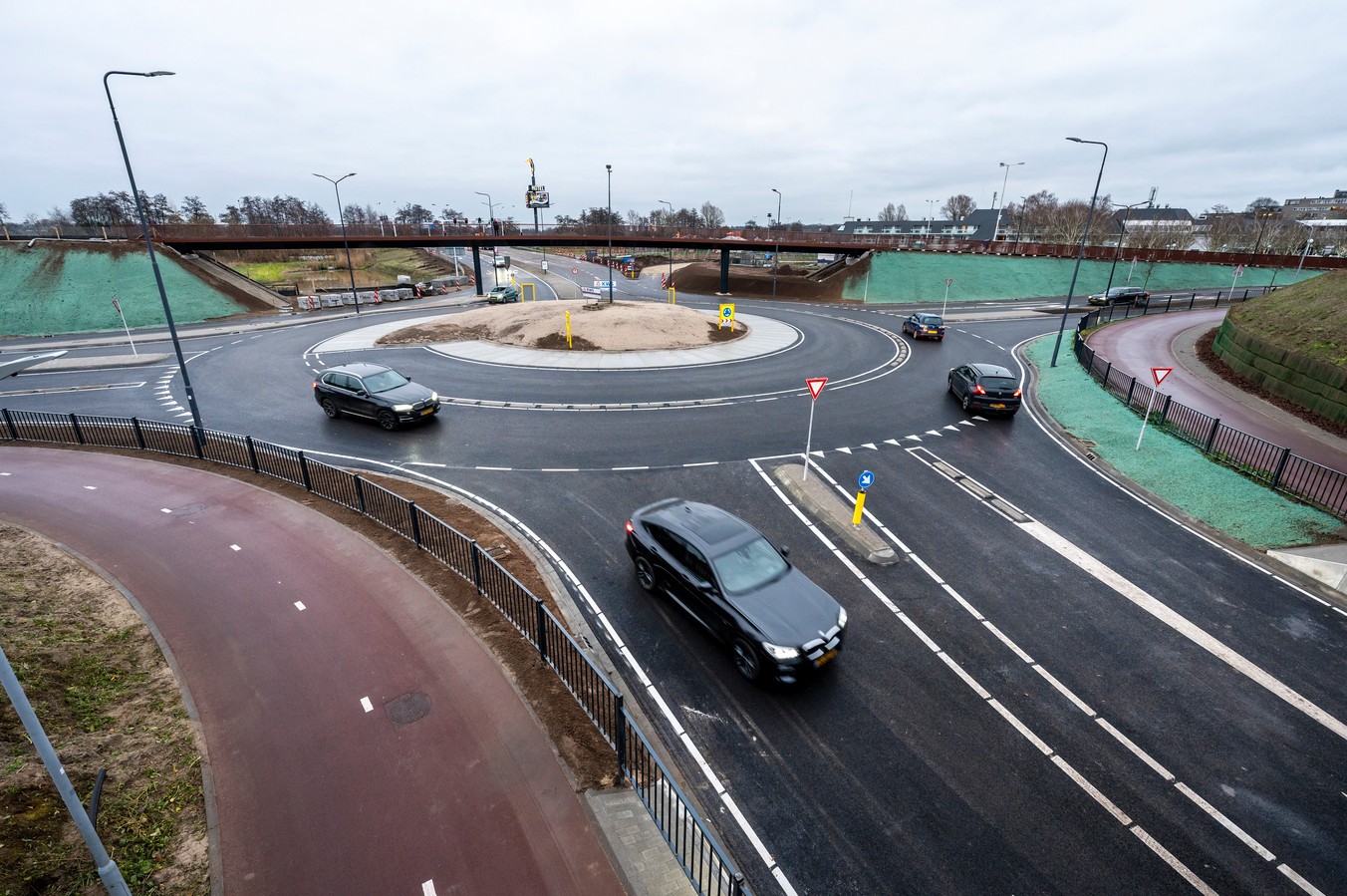 Nieuwe superrotonde ‘Van der Valk’ prachtig maar óók wennen: ‘Auto’s ...