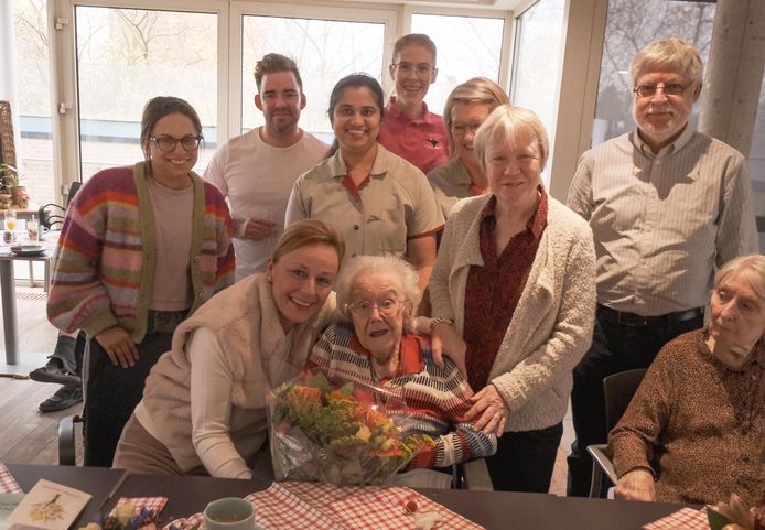 Nora viert 100ste verjaardag in zorghotel Heilig Hart | Kortrijk | hln.be