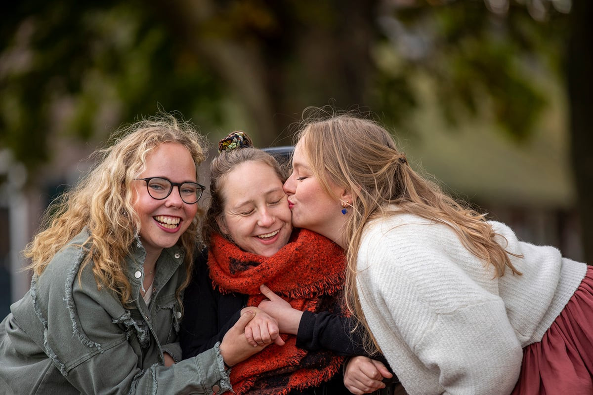 Rosannes beperking zorgt voor onbegrip, dus maakt zus Lisa een podcast ...