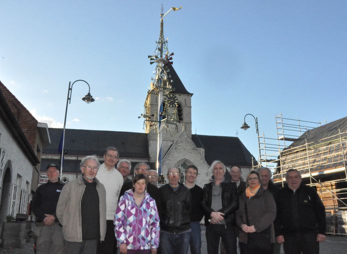 Meiboom siert Wiezeplein | Lebbeke | hln.be