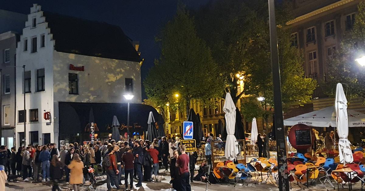 “Terwijl het bloed uit zijn hals spoot, liet hij slachtoffer aan zijn ...