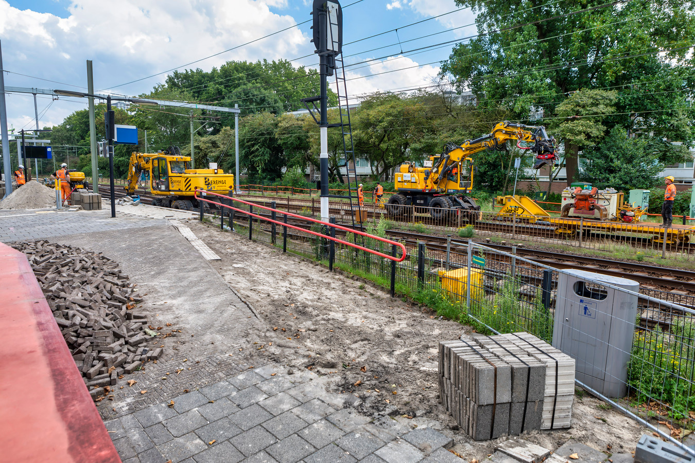 De oranje hesjes klussen hard door aan het spoor bij Tilburg: ‘Zo’n ...