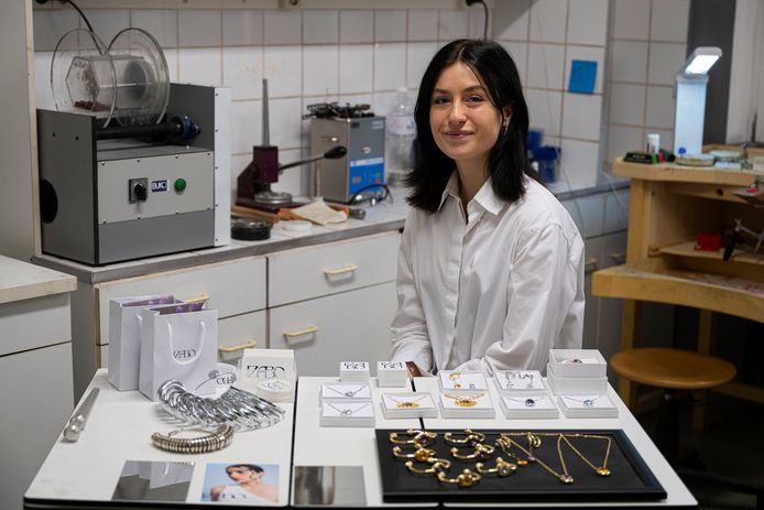 “Ik doe volledig mijn eigen ding tijdens het ontwerpen”: Isabeau (23 ...