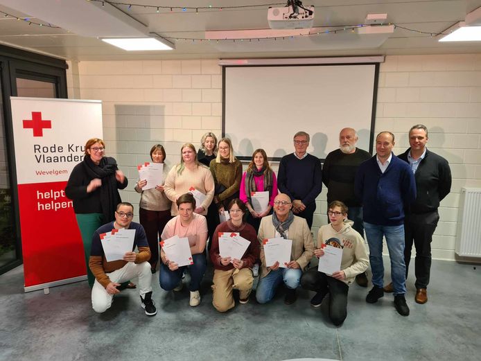 13 Wevelgemnaars behalen hun brevet eerste hulp bij het Rode Kruis ...