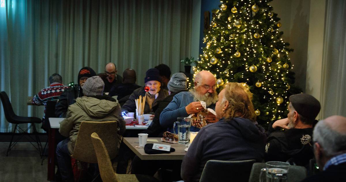 Tientallen Daklozen Uit De Stad Krijgen Alvast Een Luxe Kerstmaaltijd