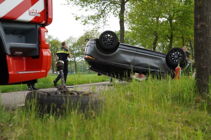 Auto op z'n kop na aanrijding met boom in Dedemsvaart | Hardenberg ...