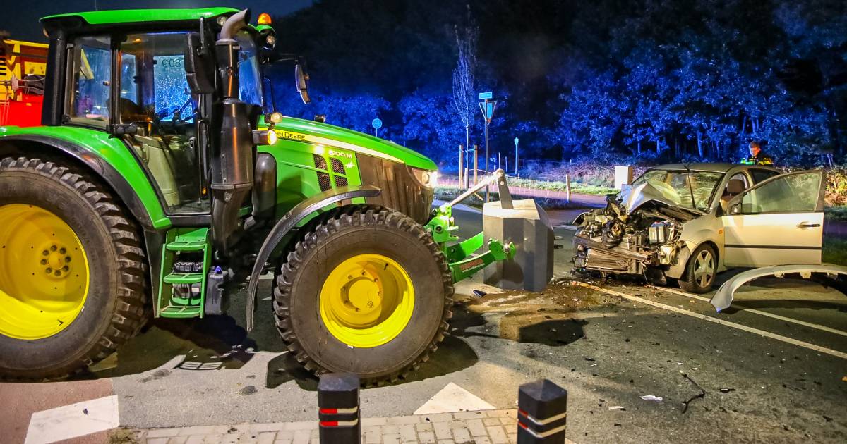 Automobilist rijdt vol op betonnen frontgewicht van trekker bij ...