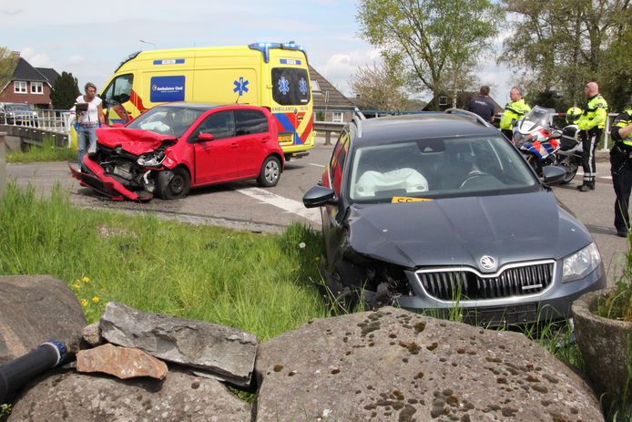 Frontale botsing op Hammerweg in Hellendoorn: één persoon naar ziekenhuis | Hellendoorn ...