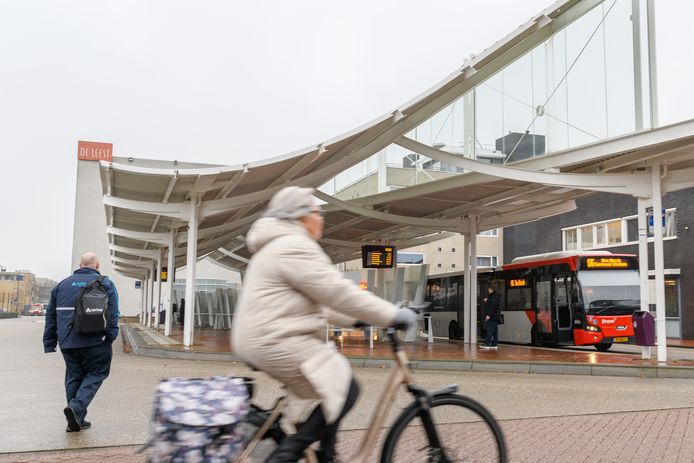 De bus pakken in Waalwijk is een drama, daarom gaan de meesten met de ...
