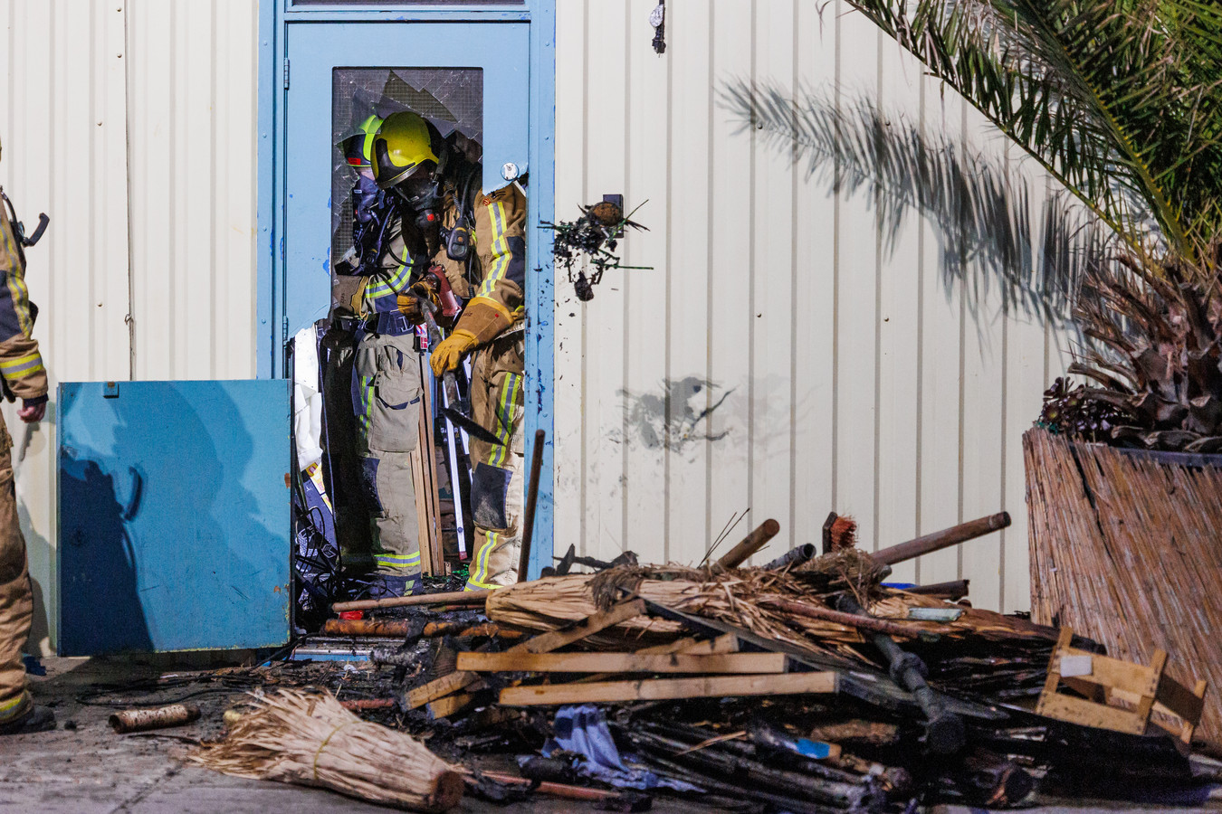 Brand in strandtent in Hoek van Holland: ‘Rook kwam uit alle hoeken en ... Brand in strandtent in Hoek van Holland: ‘Rook kwam uit alle hoeken en ...