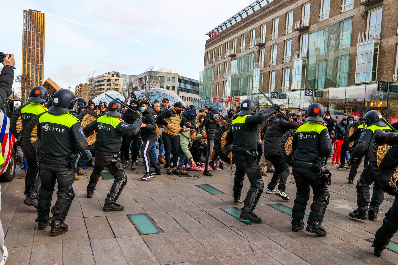 Al 122 aanhoudingen voor rellen Den Bosch en Eindhoven, dubbele ...