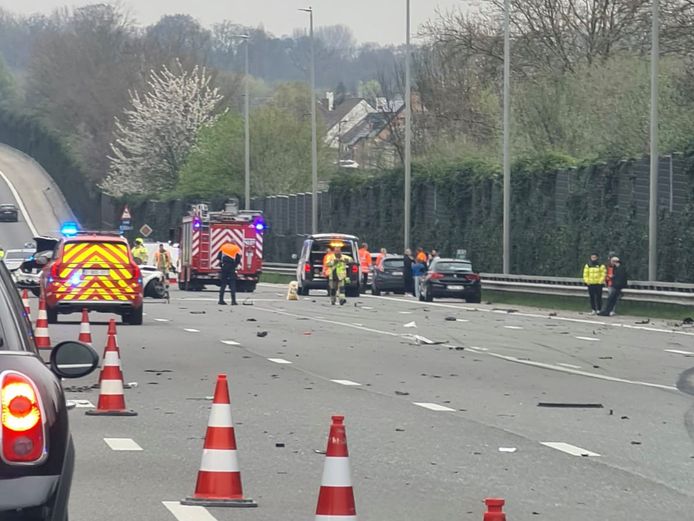 Bestuurder (63) komt om bij ongeval met drie voertuigen op A12 in Meise ...