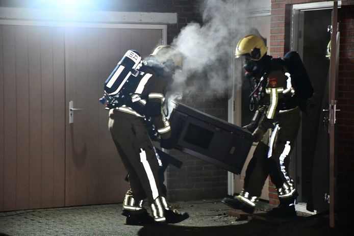 Pelletkachel vliegt in brand in Vroomshoop | Twenterand | tubantia.nl
