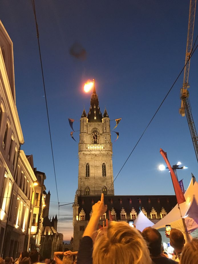 Thomas (42), de man die de draak op het Belfort vuur liet spuwen, is ...