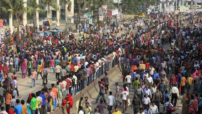 Textielarbeiders Bangladesh manifesteren tegen lage lonen | Buitenland ...