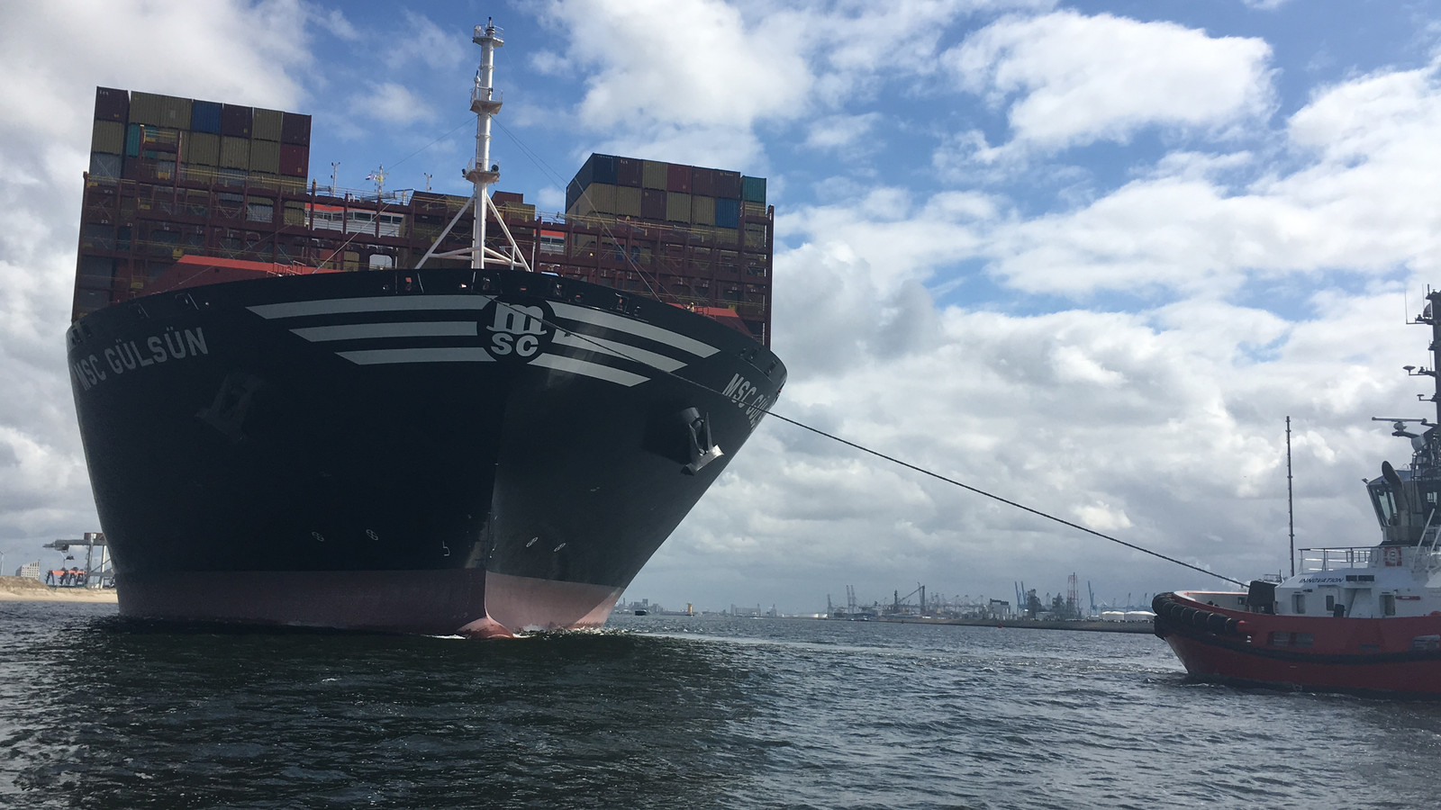 Legertje mensen bedwingt ‘s werelds grootste containerschip in de ...