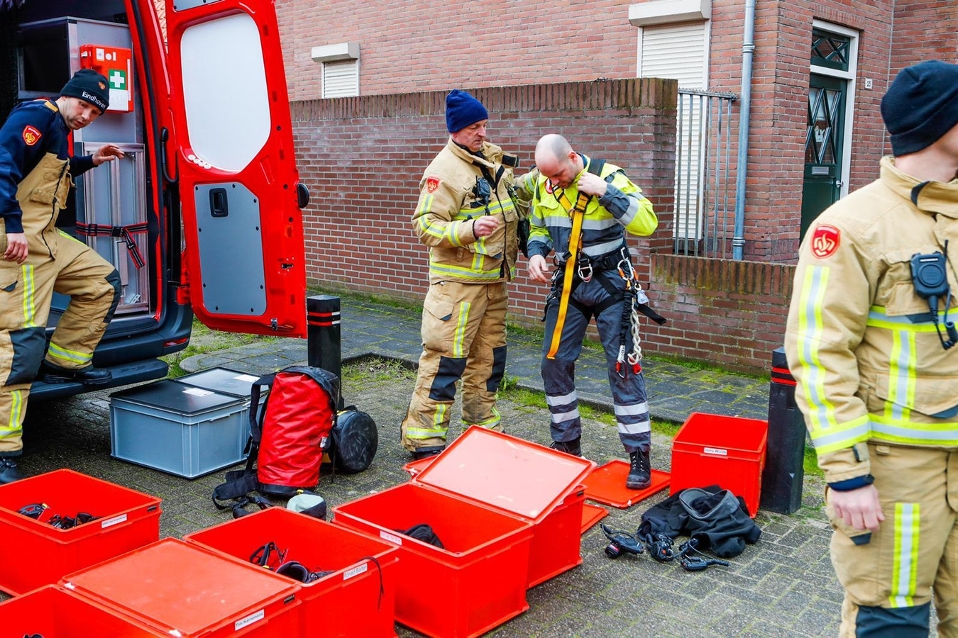 Glazenwassers na uren gered uit kapot bakje op grote hoogte aan flat in ...