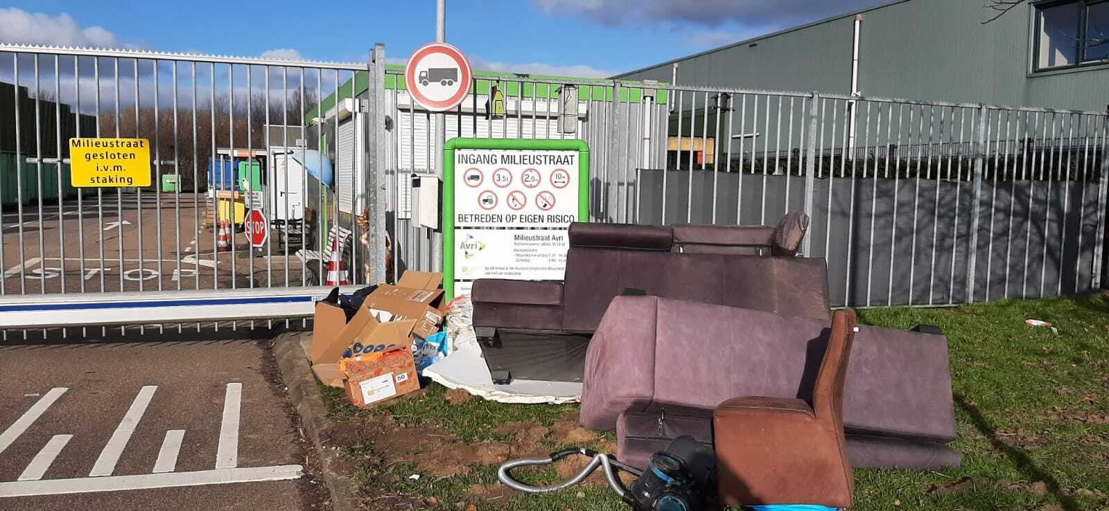 Grof afval gedumpt voor ingang van afvalverwerker, op eerste dag van ...