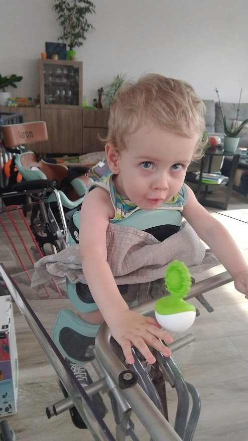 Line krijgt duwtje in de rug om voor ongeneeslijk ziek zoontje Aaron (2 ...