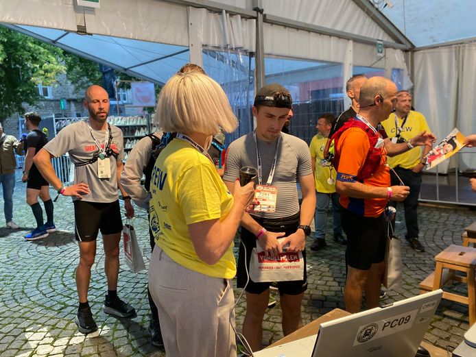 Voor hen zit de Dodentocht er al op: ultralopers arriveren in centrum ...