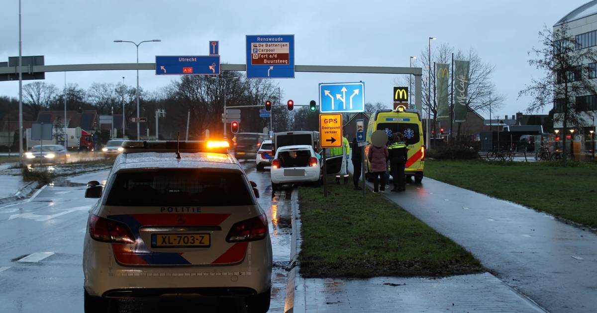Auto's botsen op elkaar bij stoplicht: vrouw raakt gewond en moet mee naar ziekenhuis ...