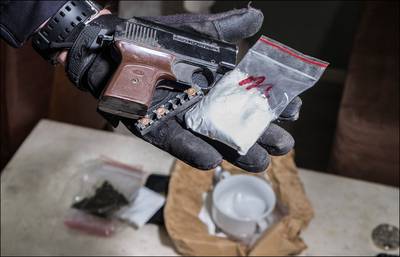 Verdachte coke- en wapenbezit mag door ziekte bajes even verlaten, maar ...