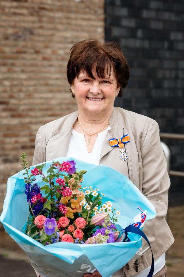 Vier Baarlese duizendpoten gedecoreerd met lintje | Foto | AD.nl