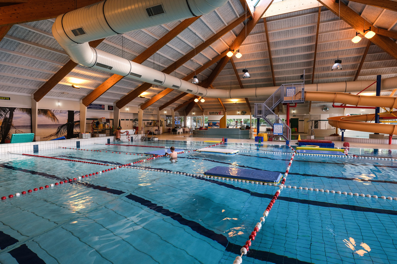 Zwembad Jaspers in Winterswijk van ondergang gered: extra zak geld ...