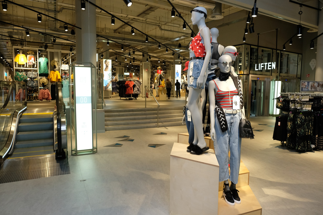 Primark Antwerpen maakt zich op voor stormloop, wij gingen al eens ...