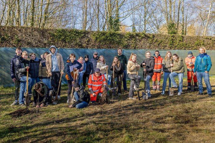 Eerstejaars van De Bron planten boompjes | Tielt | hln.be