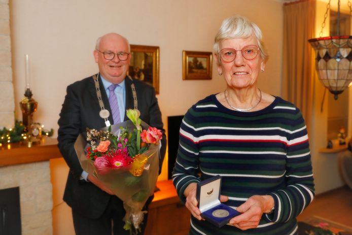 Nieuwegeinse burgemeester reikt Anna van Rijn-penning uit aan 80-jarige ...