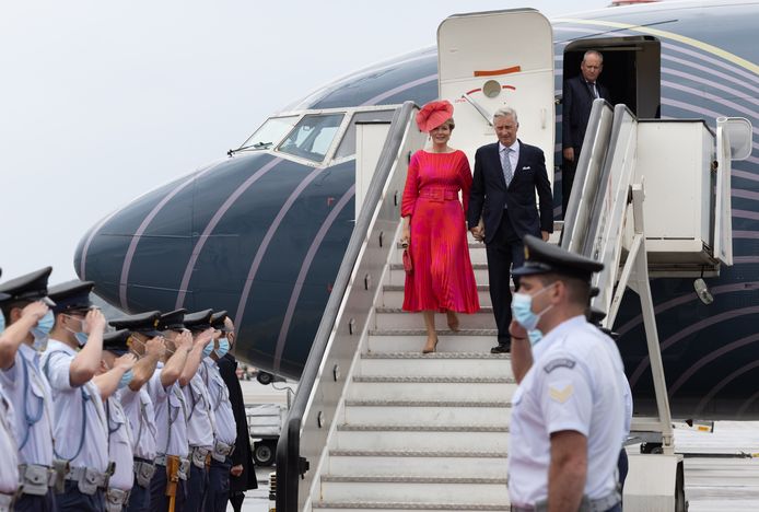 Koning legt bij staatsbezoek krans neer bij graf van onbekende soldaat ...