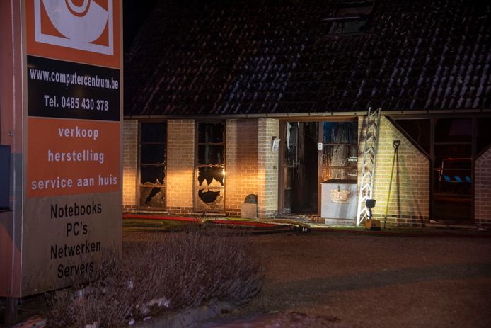 Woning compleet vernield bij zware uitslaande brand in Assenede | Assenede | hln.be