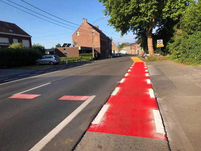 Fietssymbolen op de rijbaan om schoolroute veiliger te maken, het zijn ...