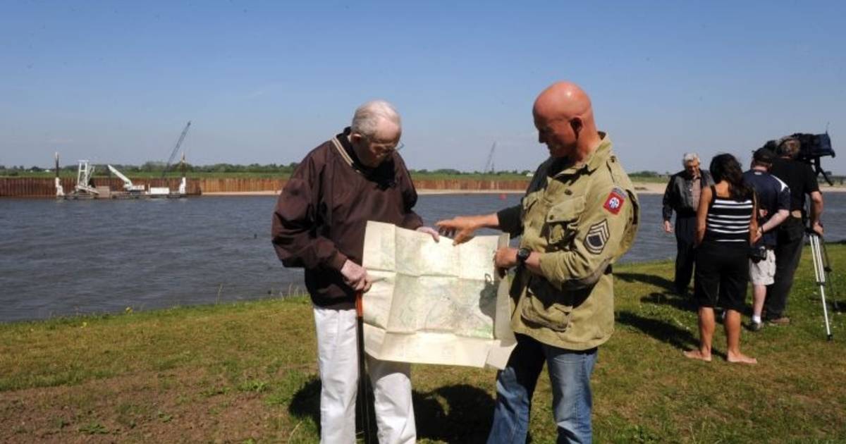 Nancy herdenkt vader met sprong boven de Waal | Nijmegen | gelderlander.nl
