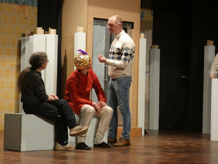 Beland in een hotel? Of een ziekenhuis? Zoersels toneelgezelschap ...