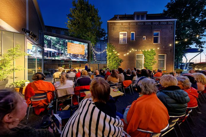 Op een zwoele zomeravond een filmklassieker kijken in de buitenlucht ...