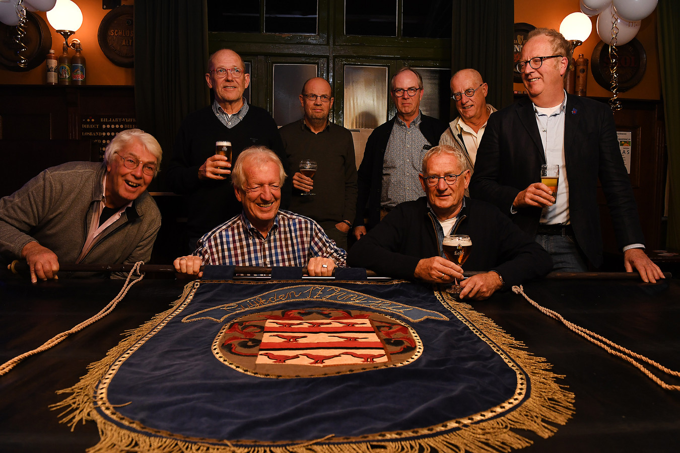 Mannen onder elkaar voor een borrel en goed gesprek: ‘Mijn vrouw noemt ...