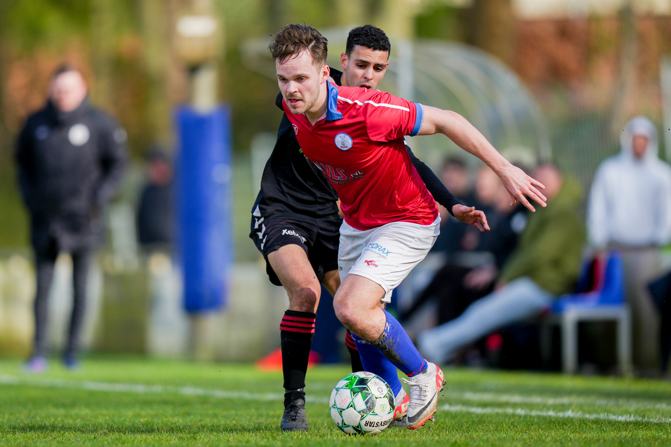 Wondergoal Rekondie, tumult op Bakestein en broers krijgen rood; lees ...